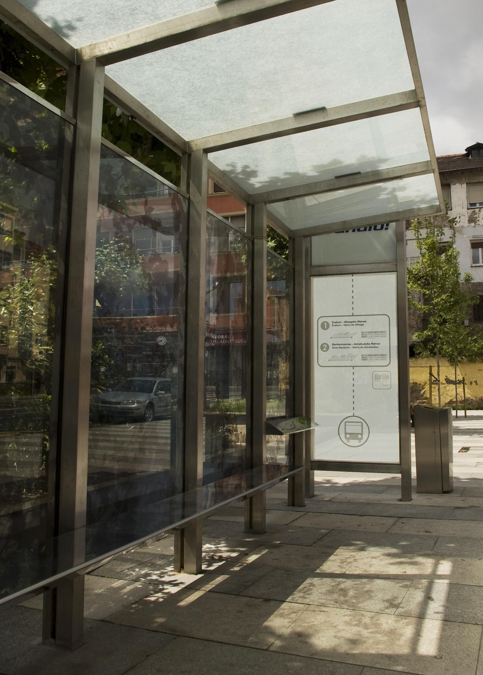 Totem Information system | Architonic