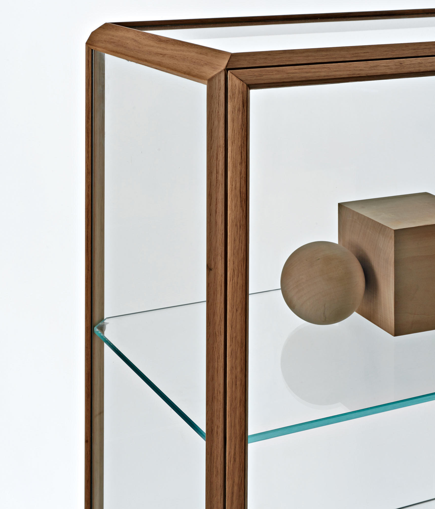 Grado 45° Vetrina & designer furniture | Architonic