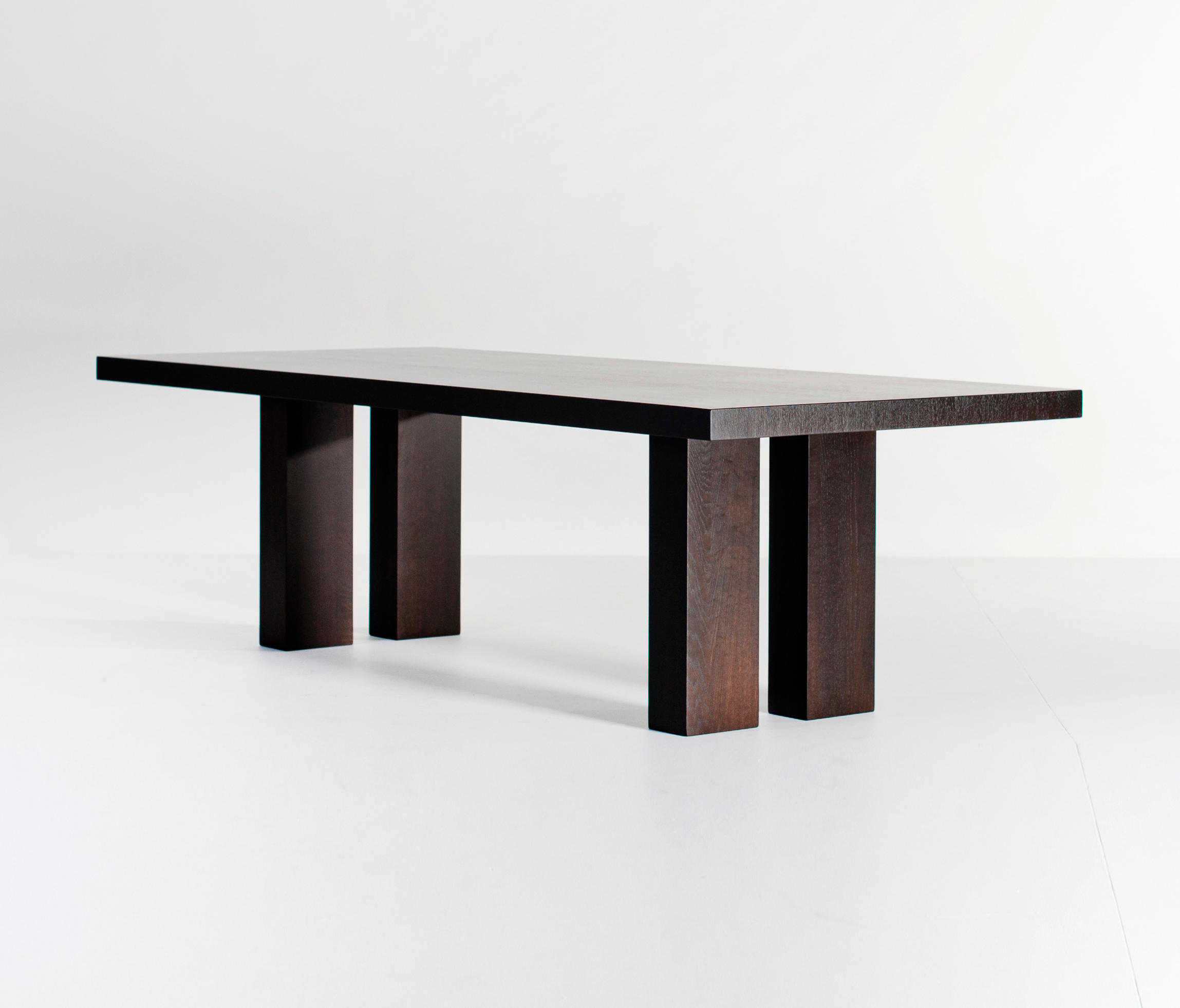 Lof Dining table elephant legs | Architonic