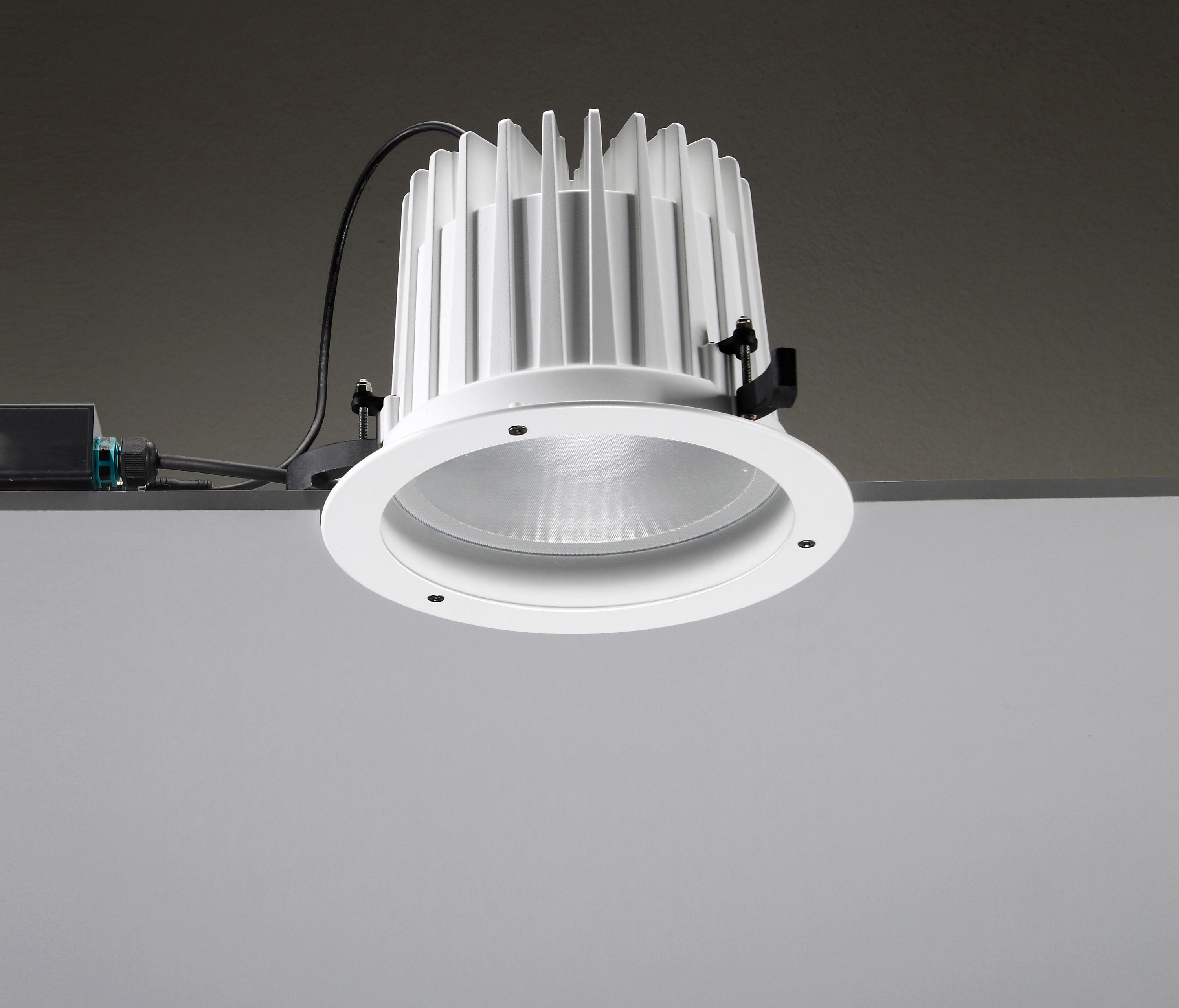 Leila 225 CoB LED / Painted Frame - Asymmetric Optic 12° - Medium Beam ...