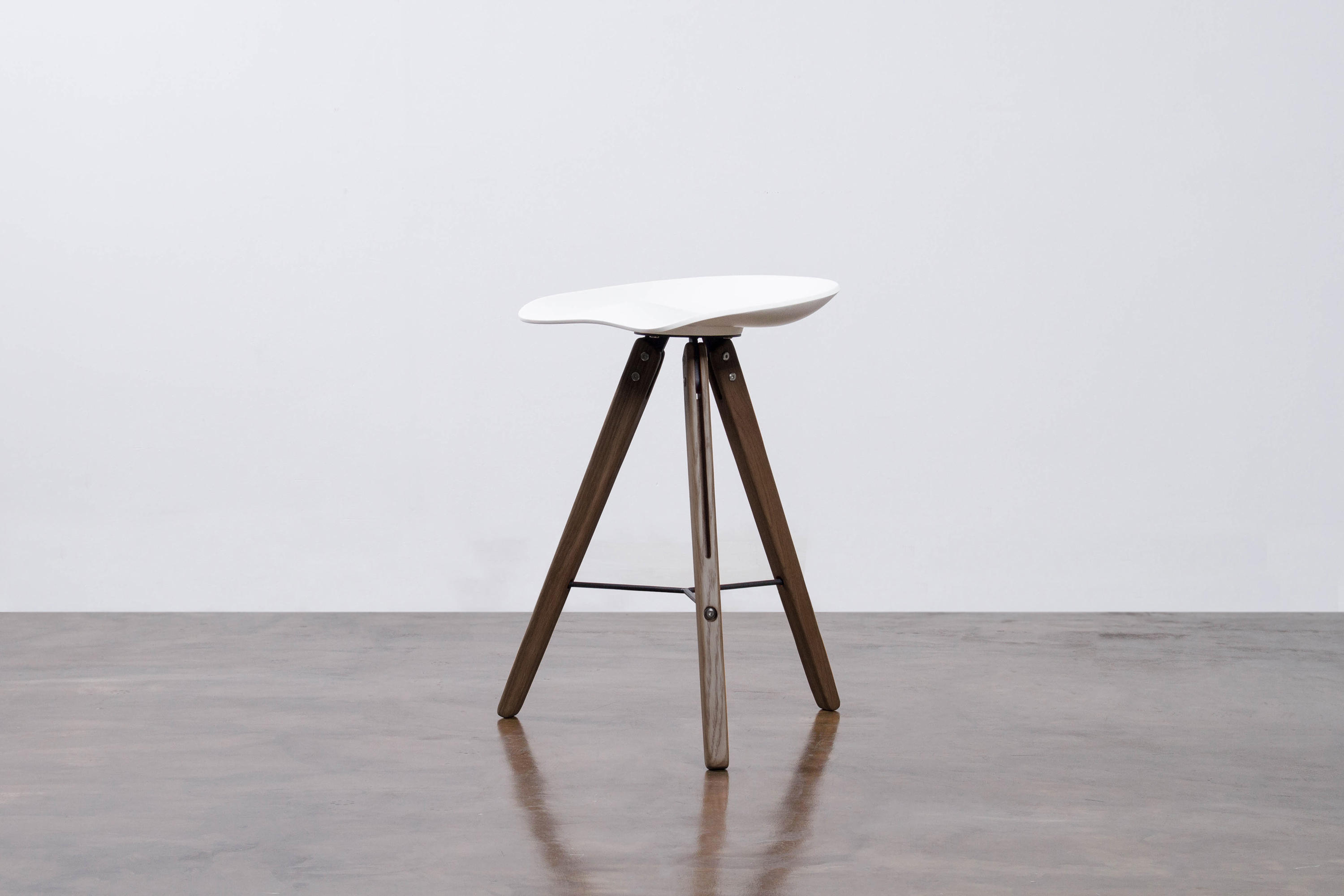 THEO TRACTOR COUNTER STOOL - Bar stools from District Eight | Architonic