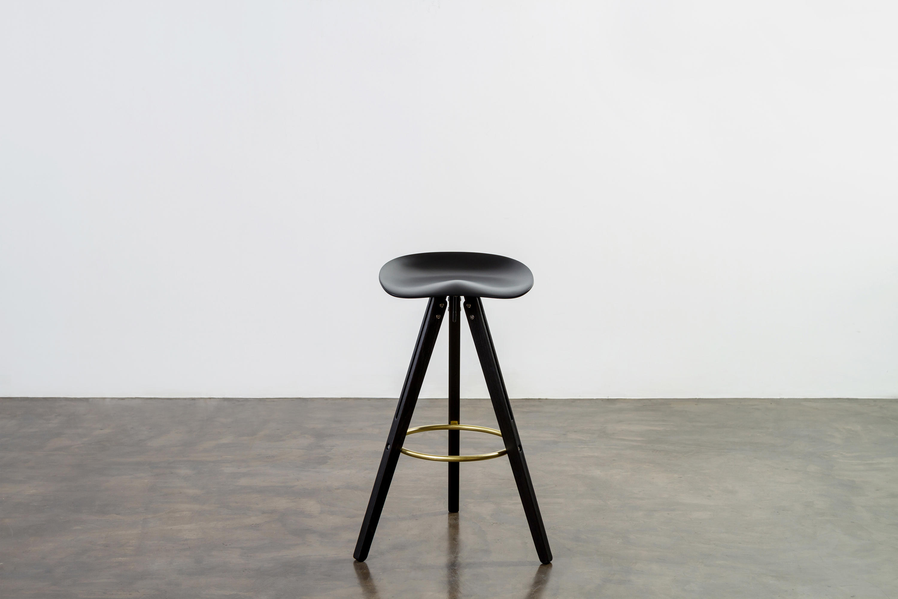THEO TRACTOR BAR STOOL - Bar stools from District Eight | Architonic