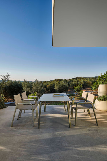 Stack Bar Table & designer furniture | Architonic