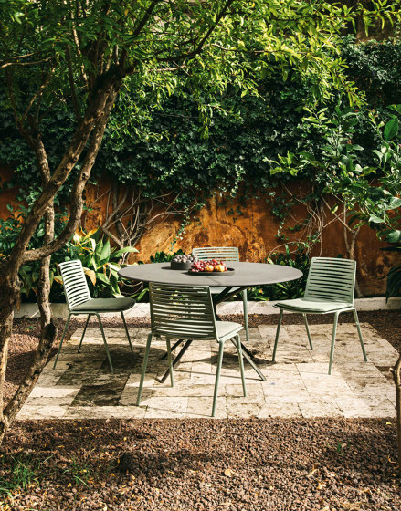 MOAI SQUARE TABLE - Dining tables from Fast | Architonic