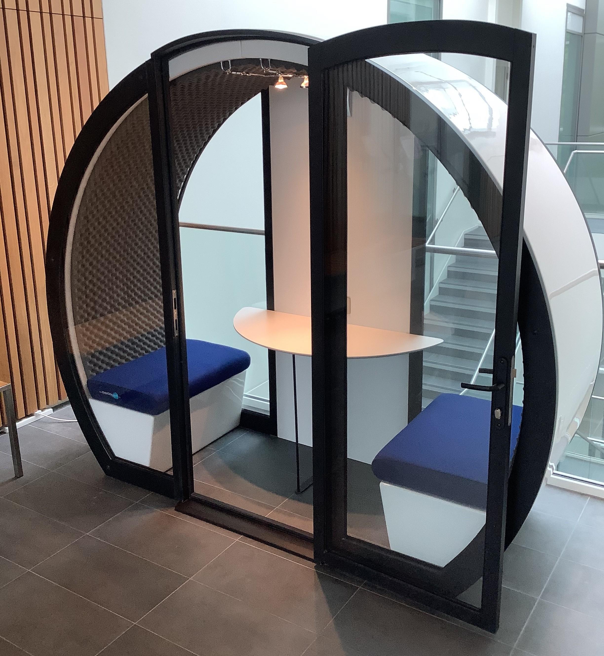 4 Person Fully Enclosed Meeting Pod with Glass Back Panel | Architonic