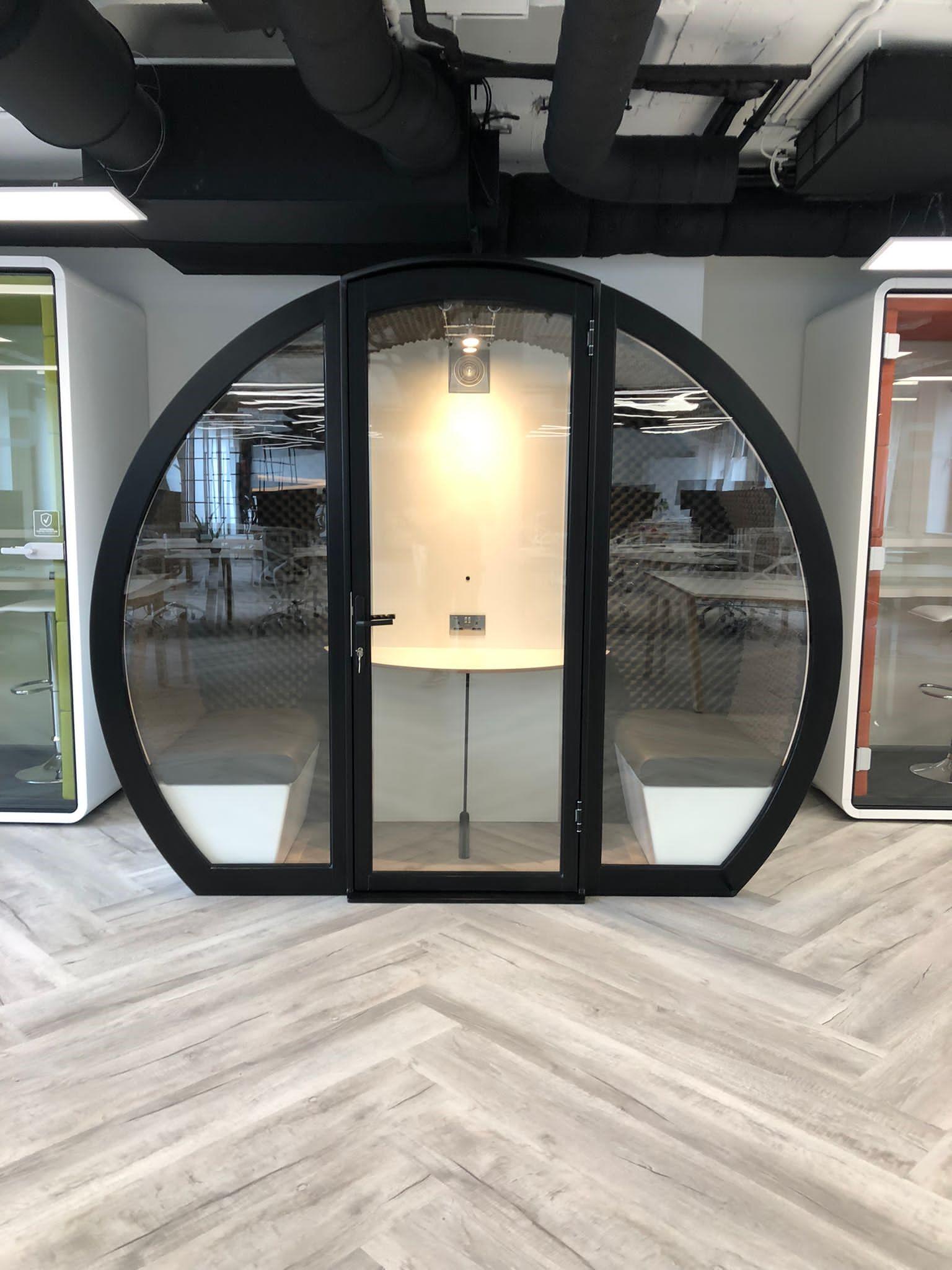 4 Person Fully Enclosed Meeting Pod with Glass Back Panel | Architonic