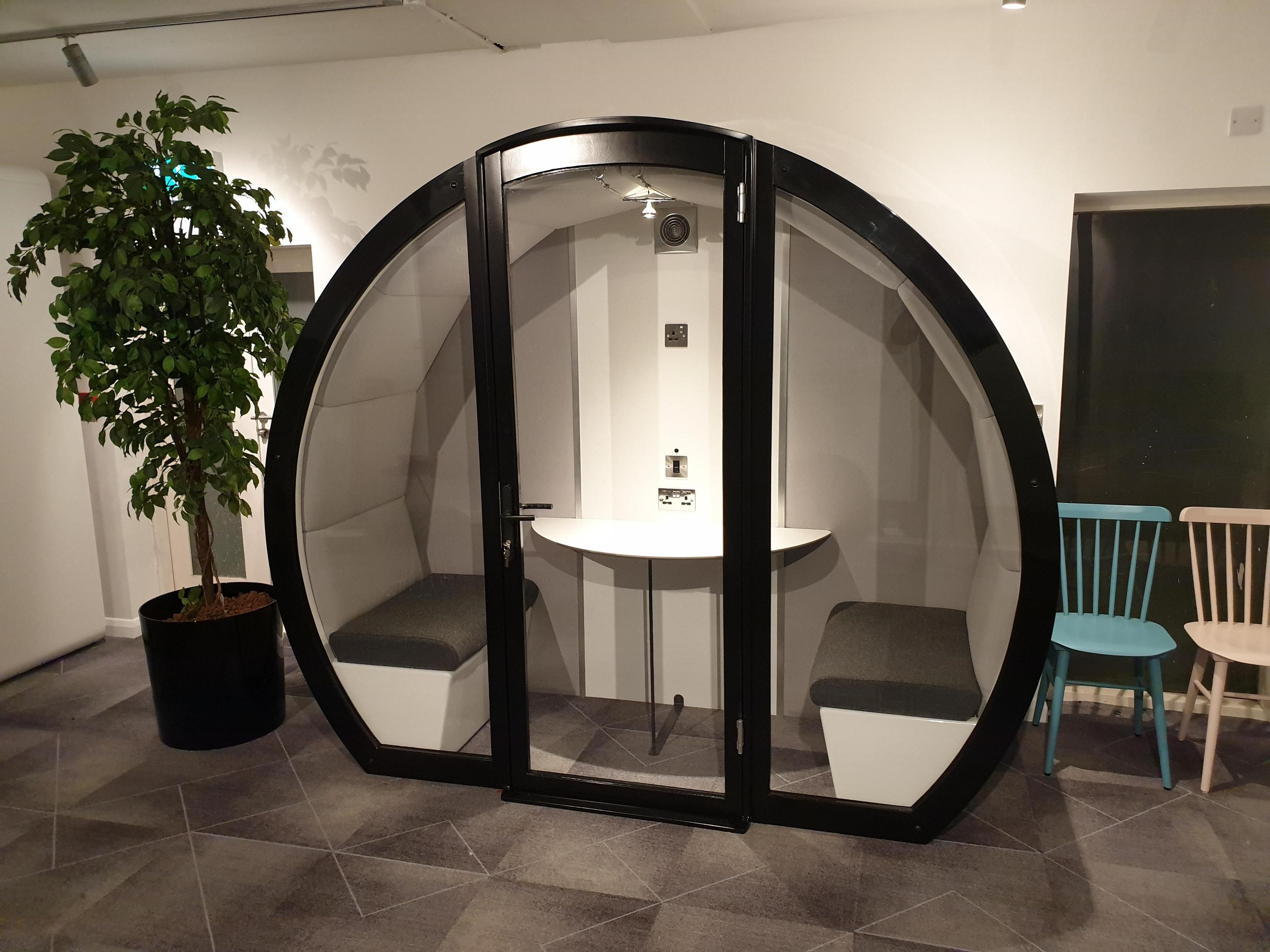 4 Person Fully Enclosed Meeting Pod with Glass Back Panel | Architonic