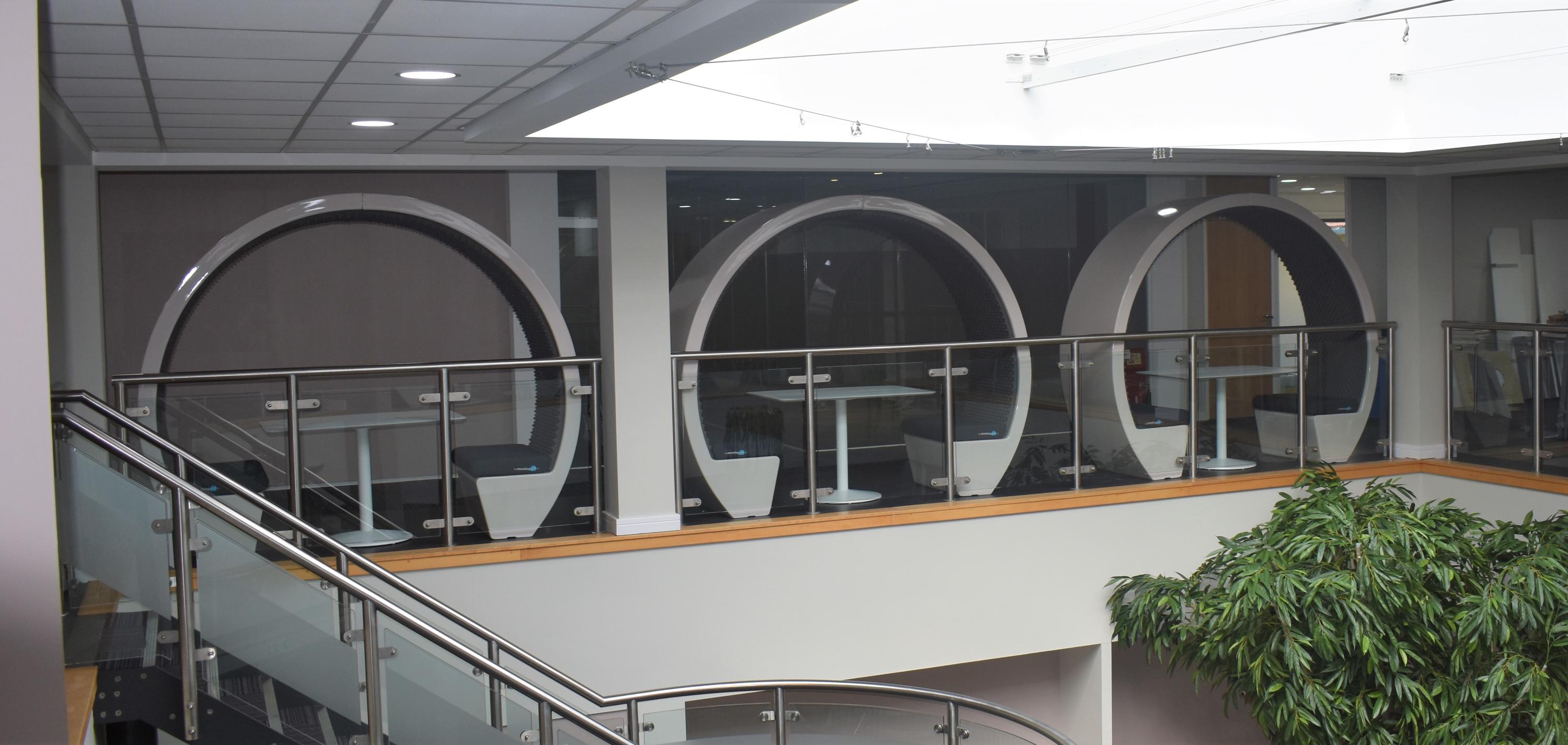 4 Person Fully Enclosed Meeting Pod with Glass Back Panel | Architonic