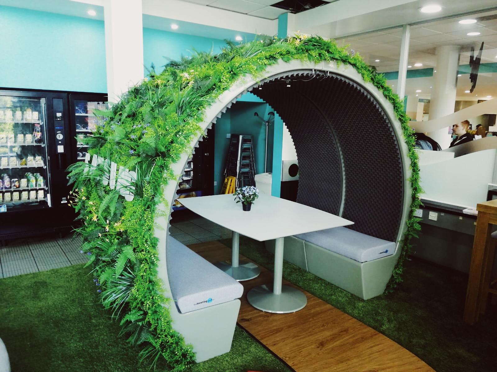 4 Person Fully Enclosed Meeting Pod with Glass Back Panel | Architonic