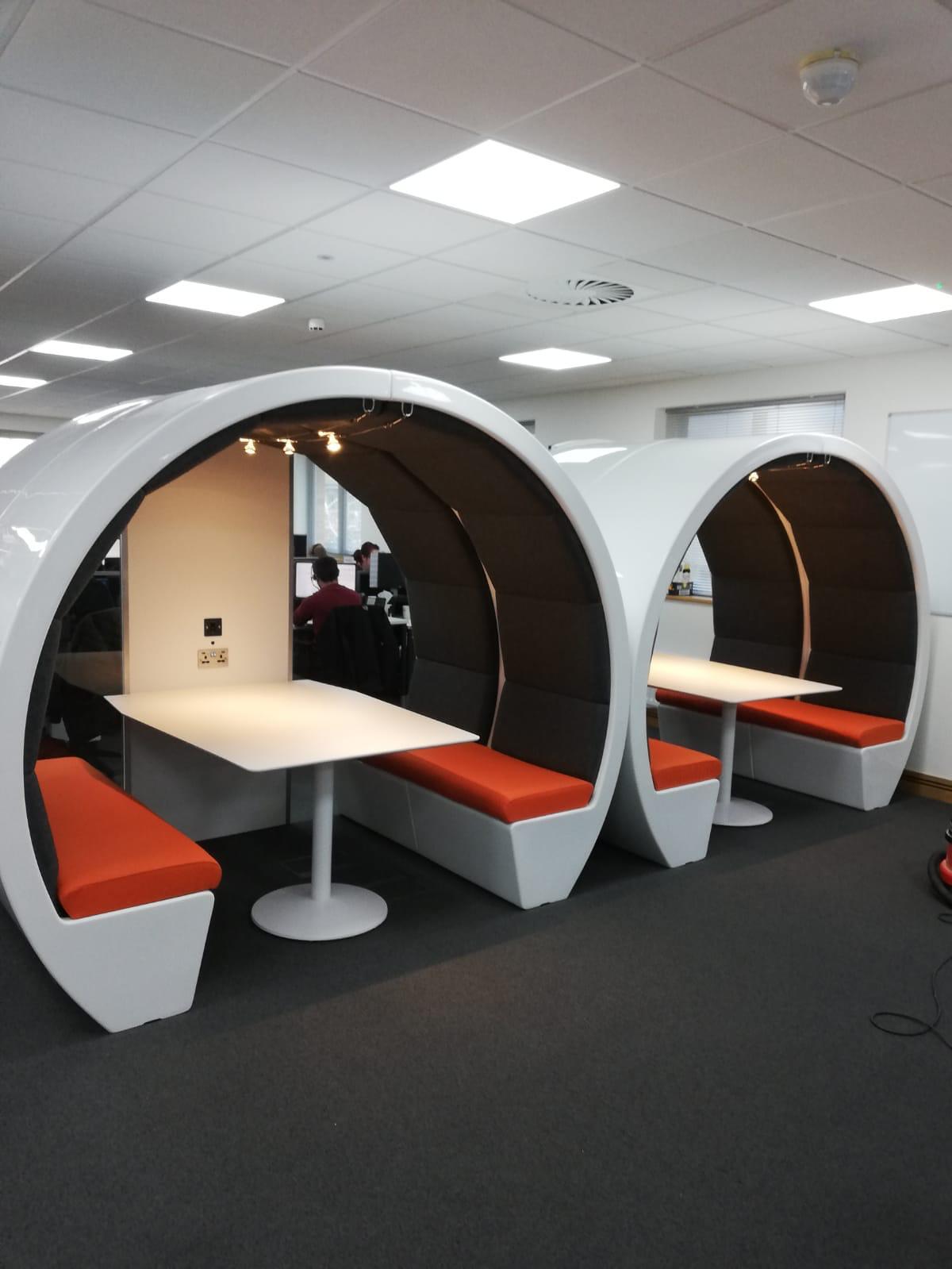 4 Person Fully Enclosed Meeting Pod with Glass Back Panel | Architonic