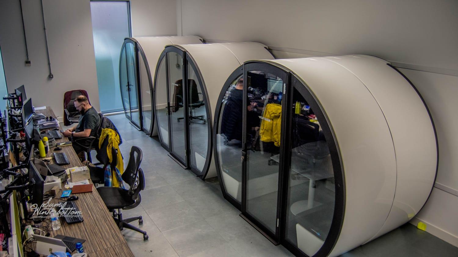 4 Person Fully Enclosed Meeting Pod with Glass Back Panel | Architonic