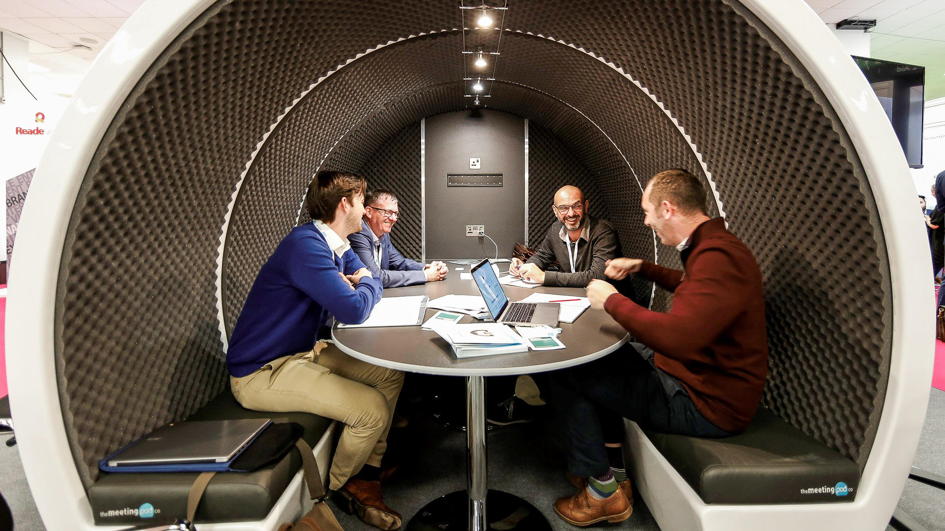 4 Person Fully Enclosed Meeting Pod with Glass Back Panel | Architonic