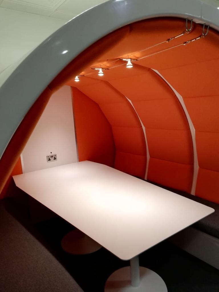4 Person Fully Enclosed Meeting Pod with Glass Back Panel | Architonic