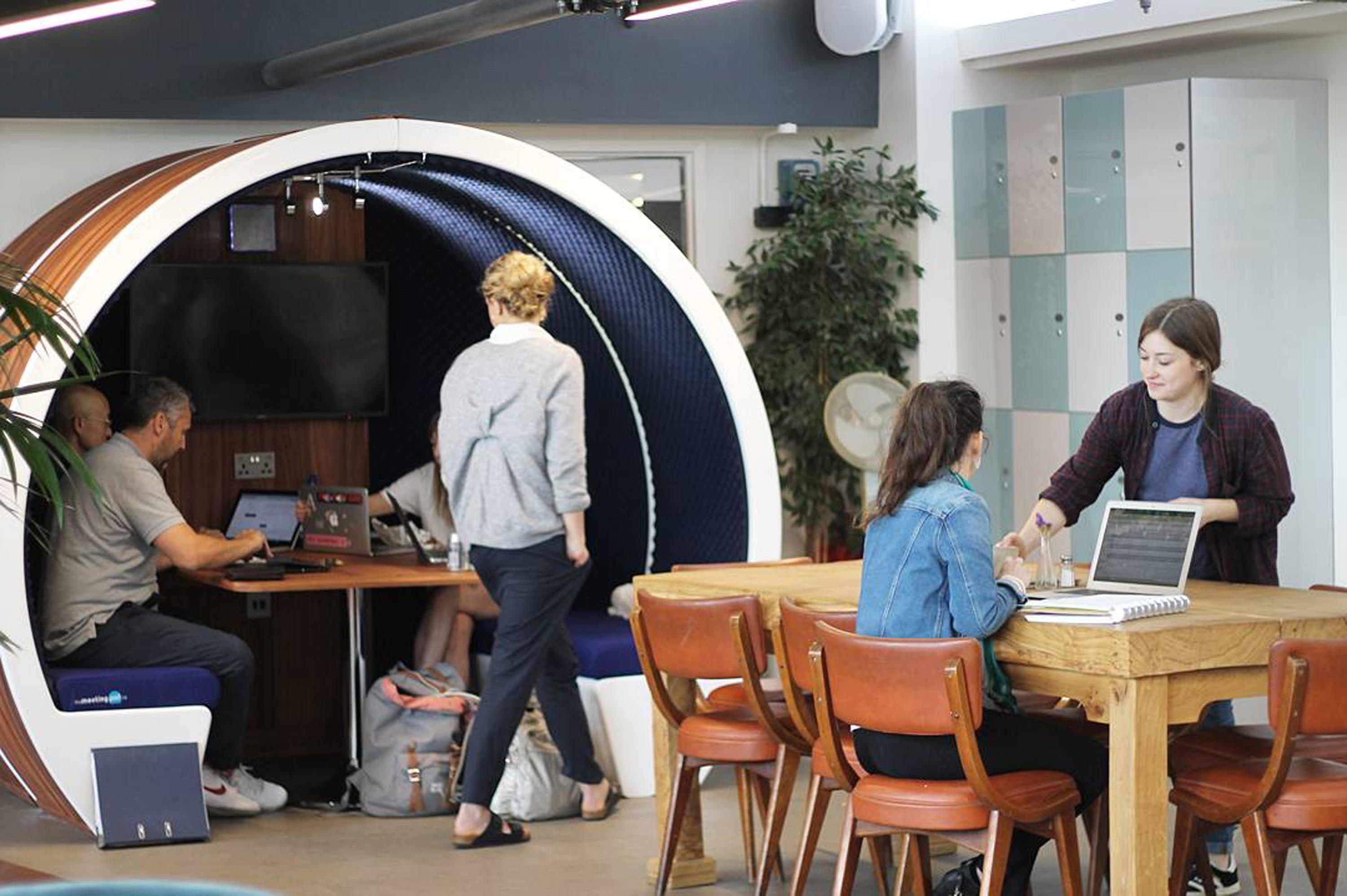4 Person Fully Enclosed Meeting Pod with Glass Back Panel | Architonic