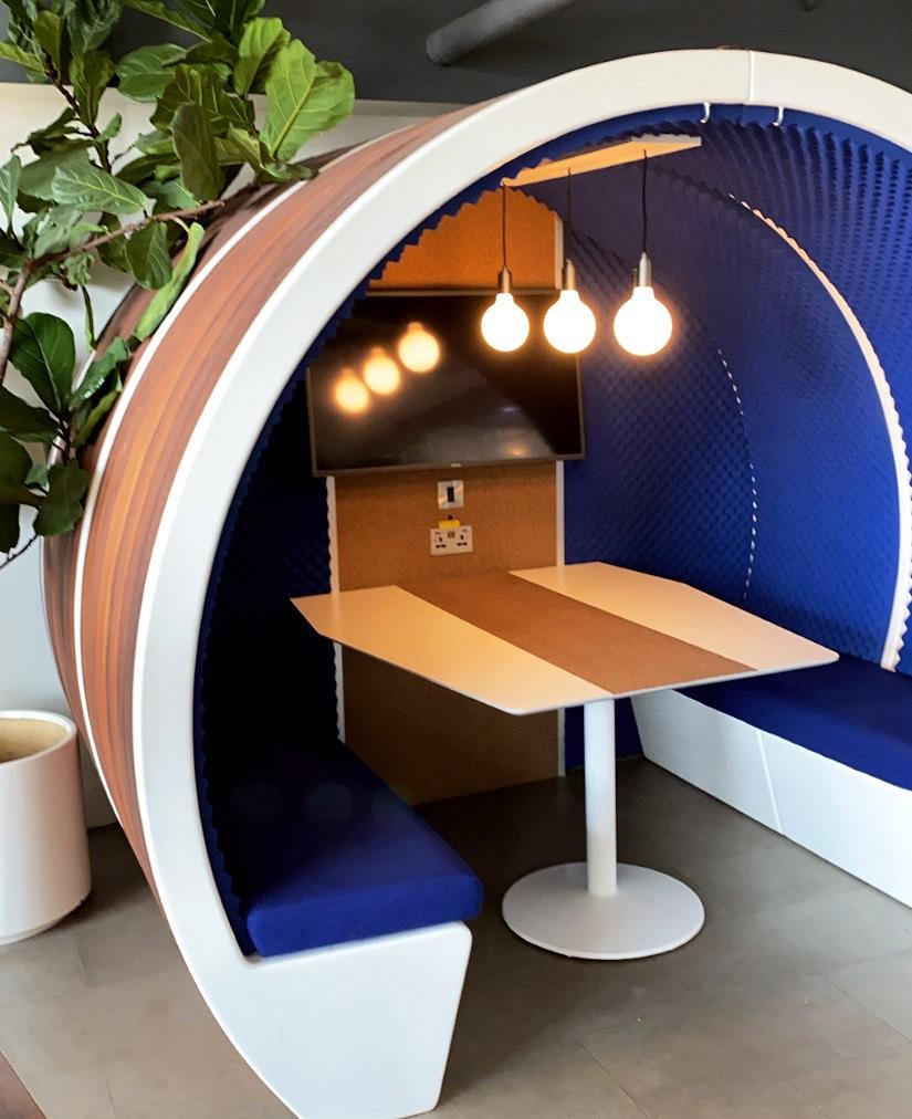 4 Person Fully Enclosed Meeting Pod with Glass Back Panel | Architonic