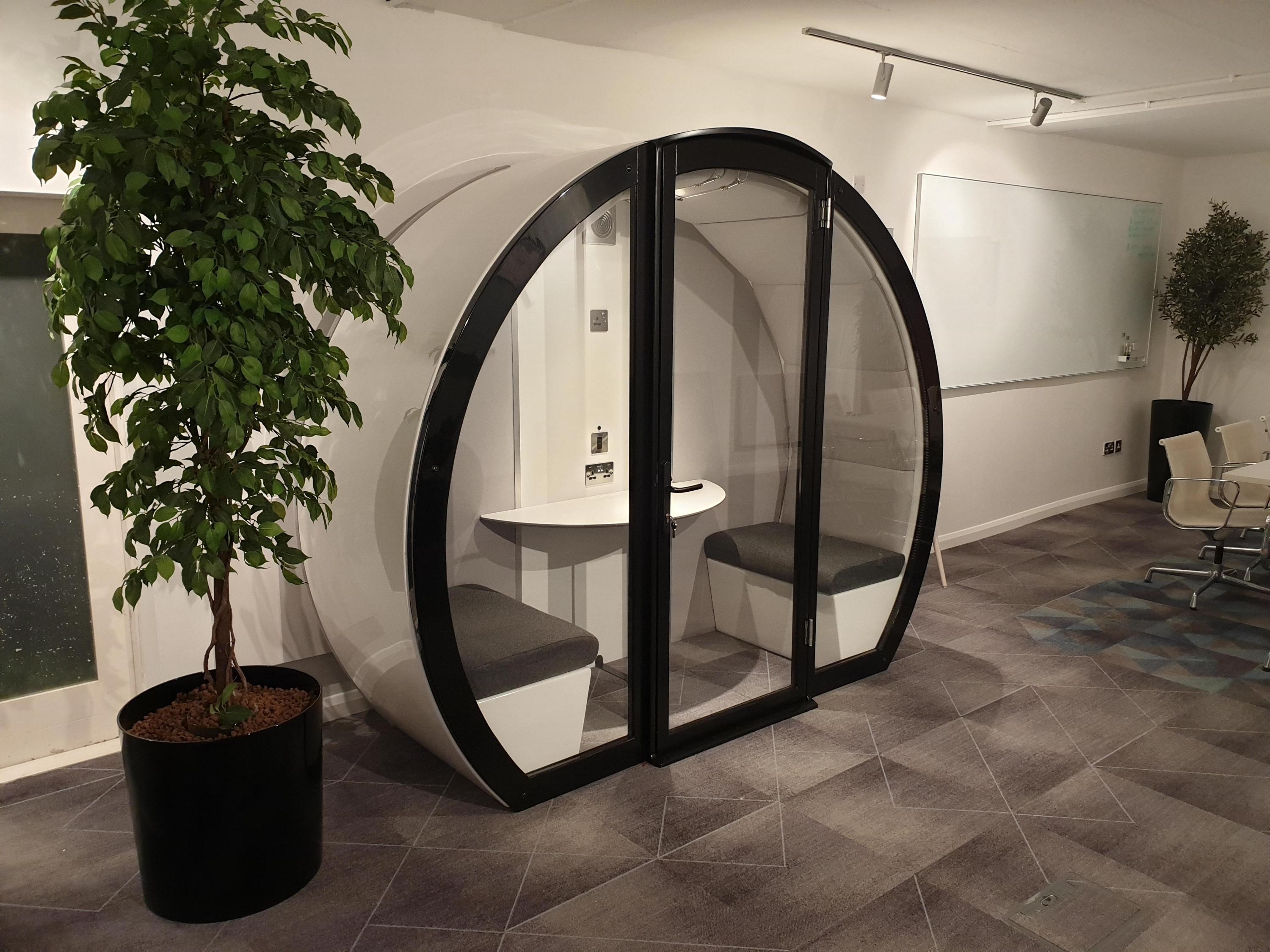 4 Person Fully Enclosed Meeting Pod with Glass Back Panel | Architonic