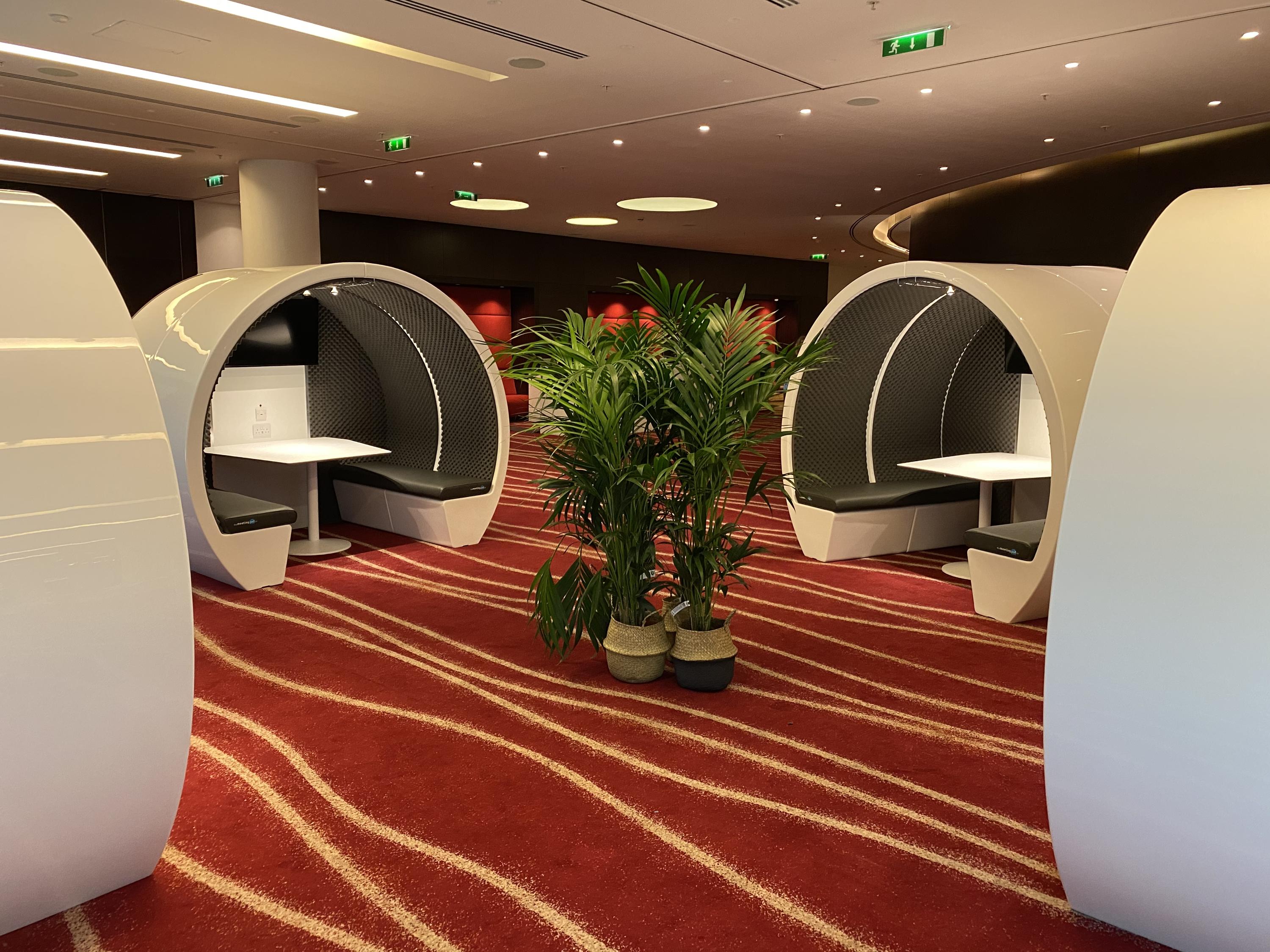 4 Person Fully Enclosed Meeting Pod with Glass Back Panel | Architonic