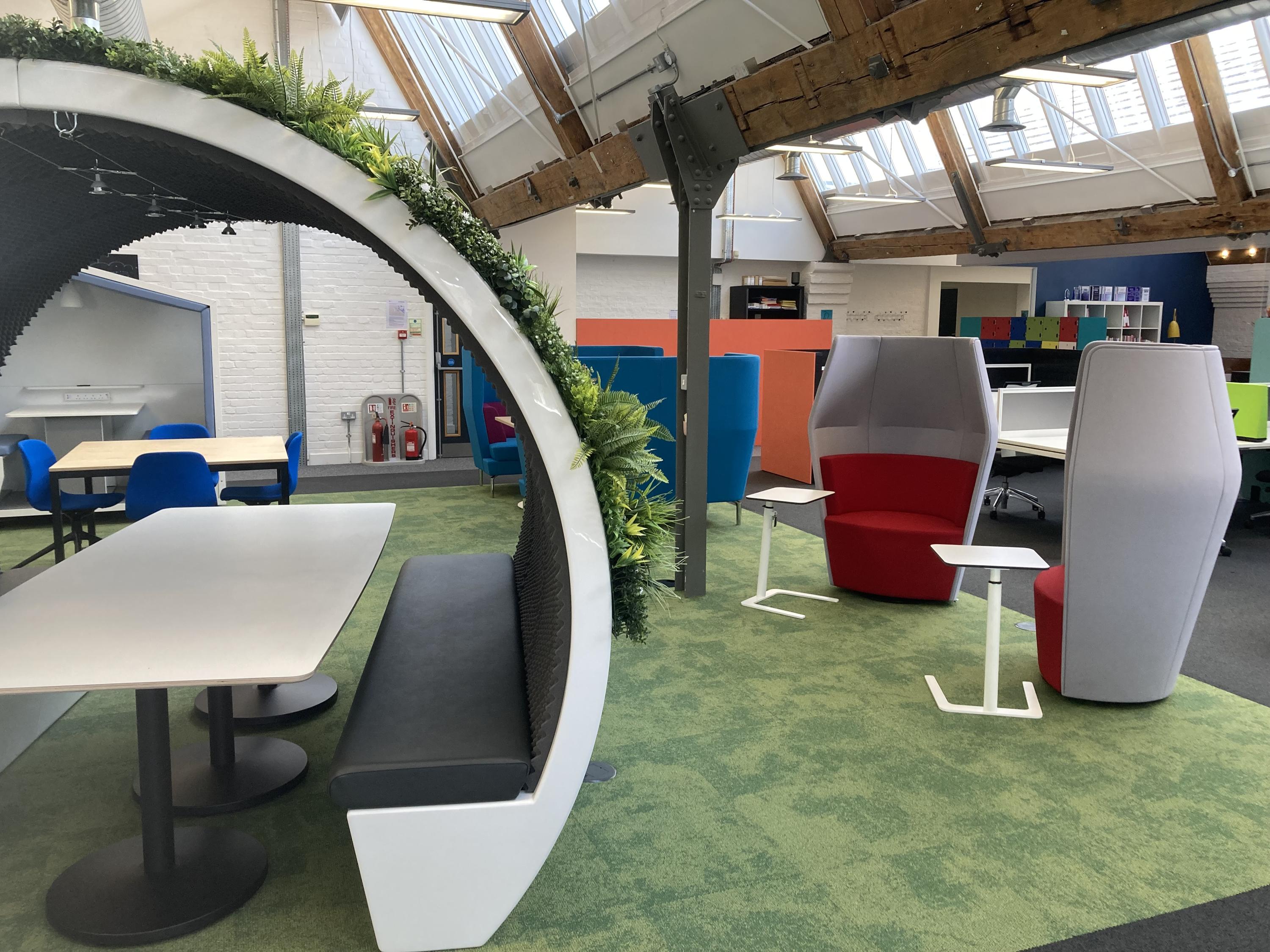 4 Person Fully Enclosed Meeting Pod with Glass Back Panel | Architonic