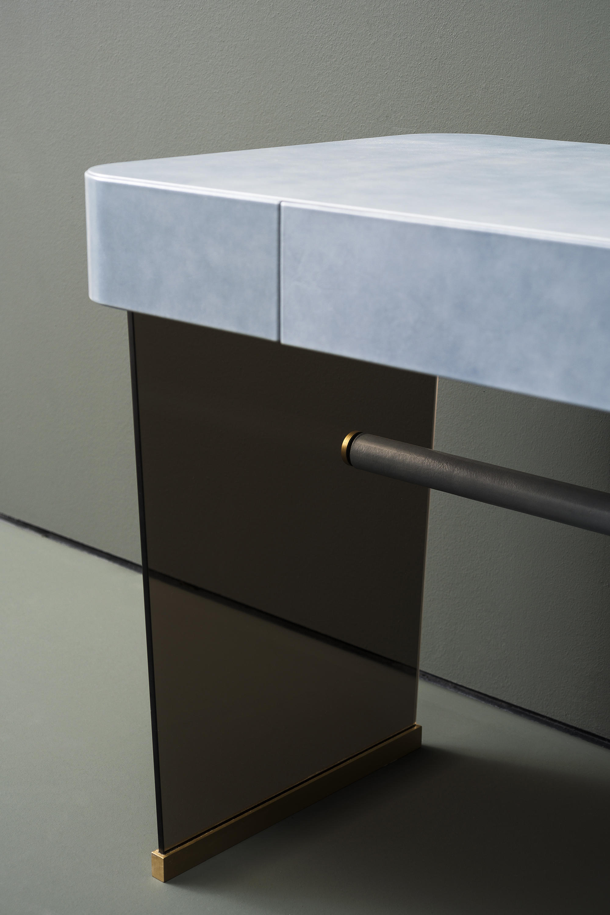 HAZEL Writing desk & designer furniture | Architonic