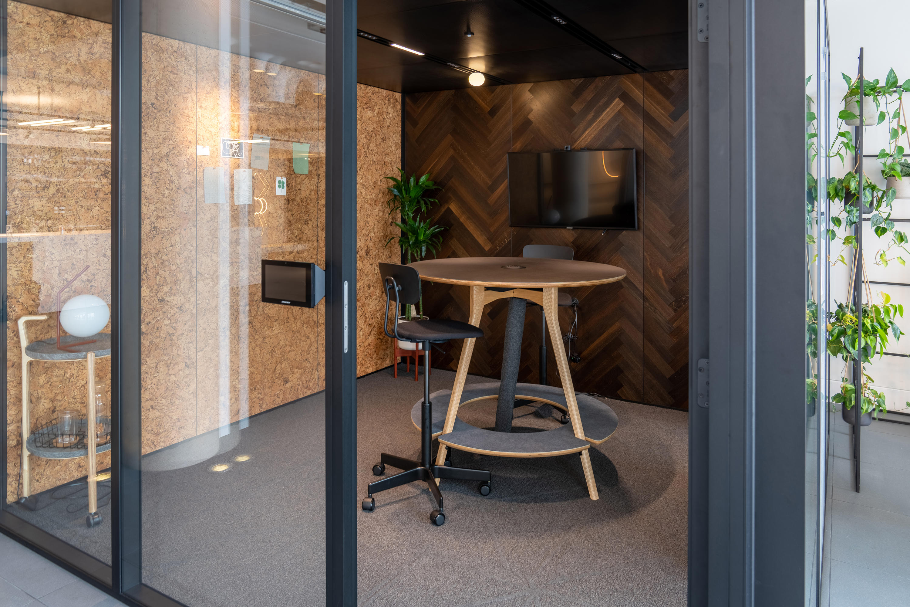 Grounded 9 | Ergonomic Collaborative Group Project Table with Footplate ...