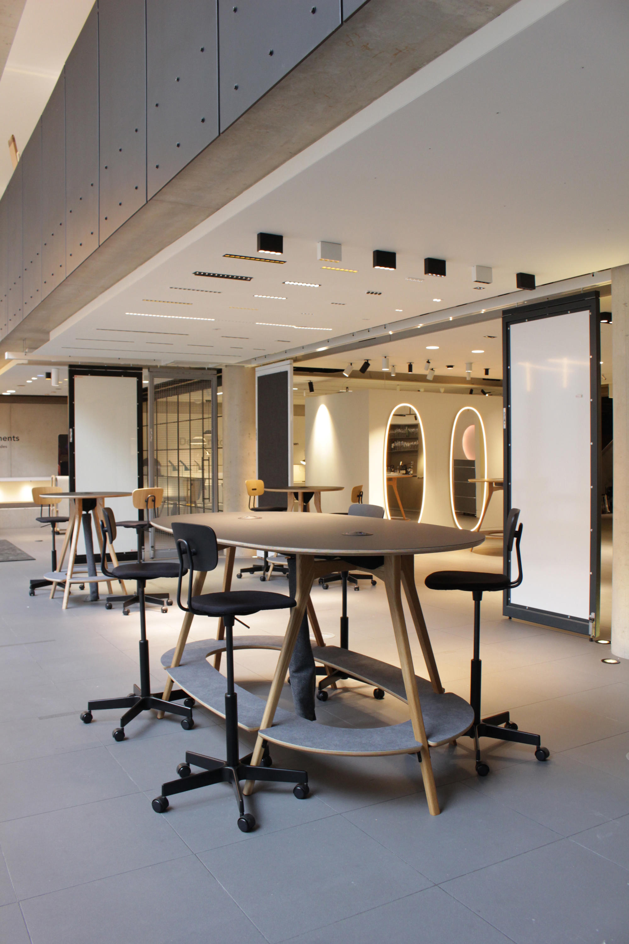Grounded 9 | Ergonomic Collaborative Group Project Table with Footplate ...