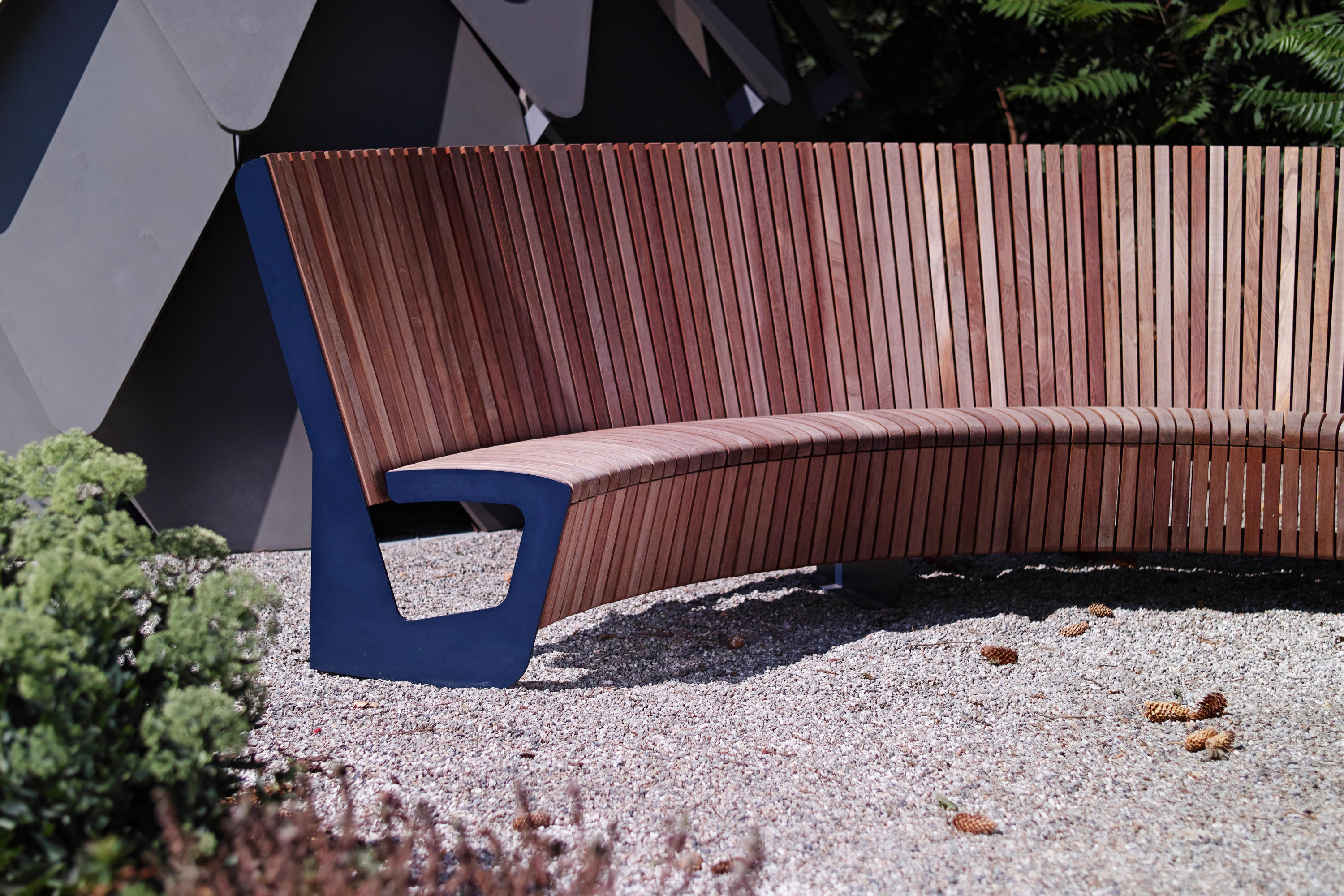 LANDSCAPE | BANCO CURVO CON RESPALDO ALTO - Bancos de mmcité | Architonic