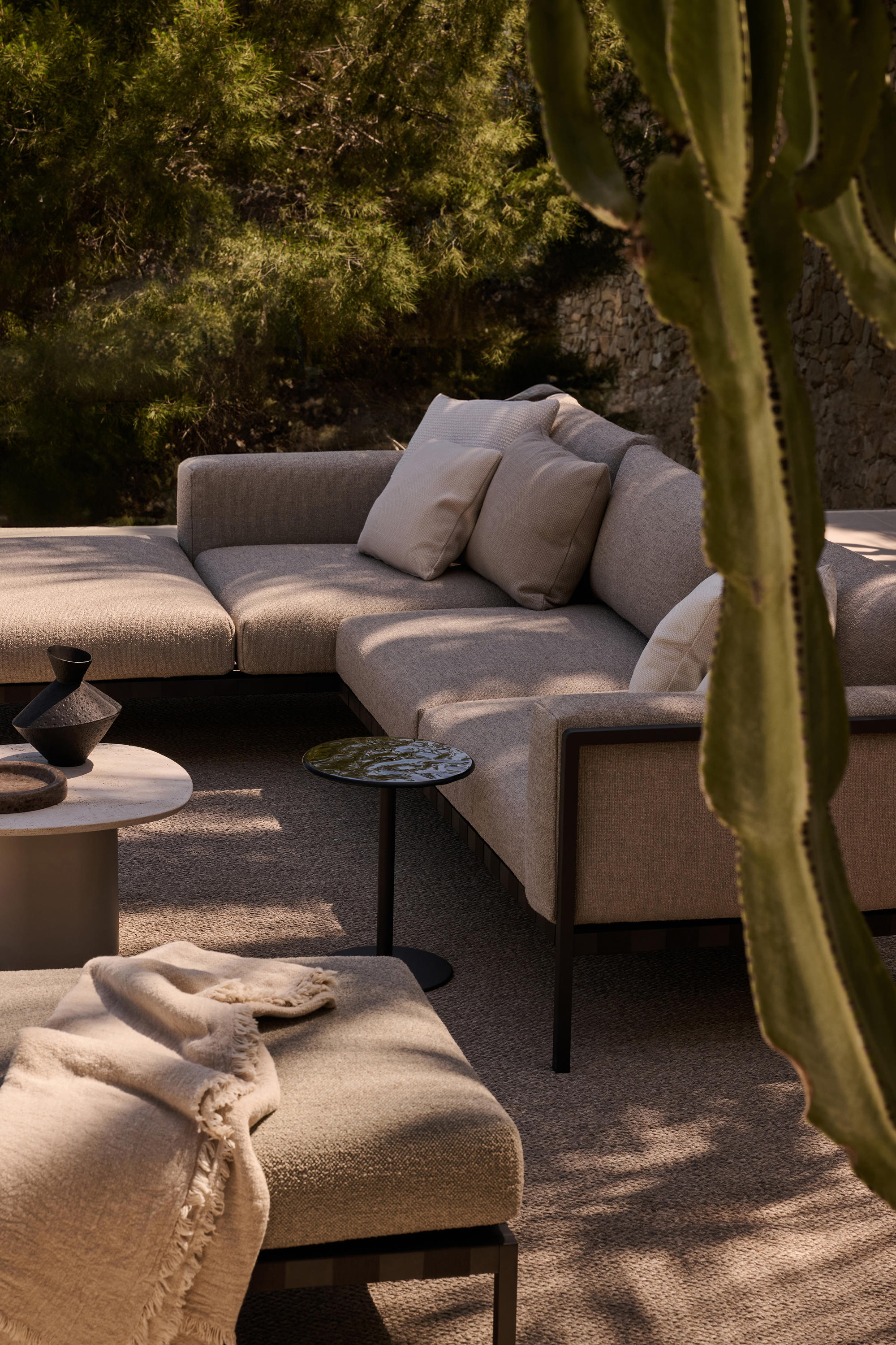 Mare side table dia 48 h 40/50 cm | Architonic