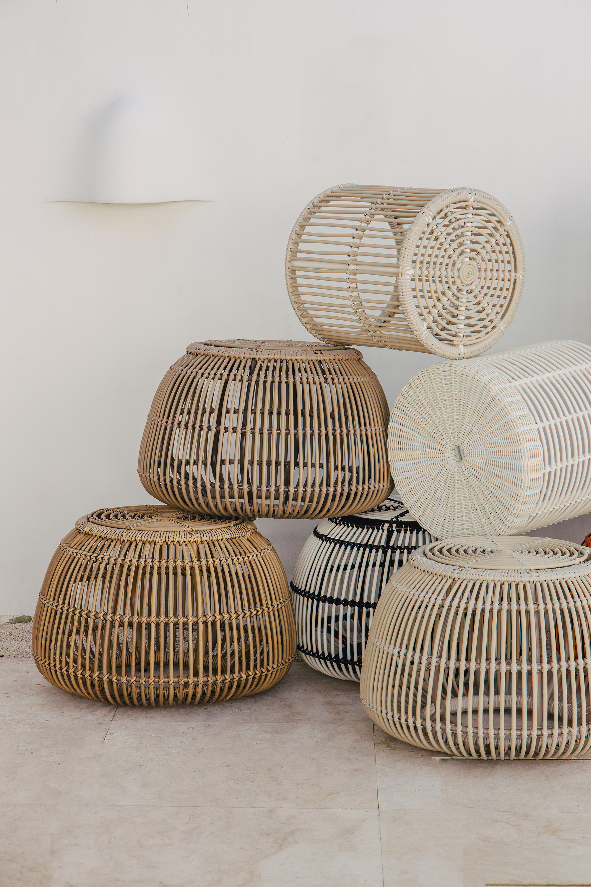 Bizarre Curve Side Table | Architonic