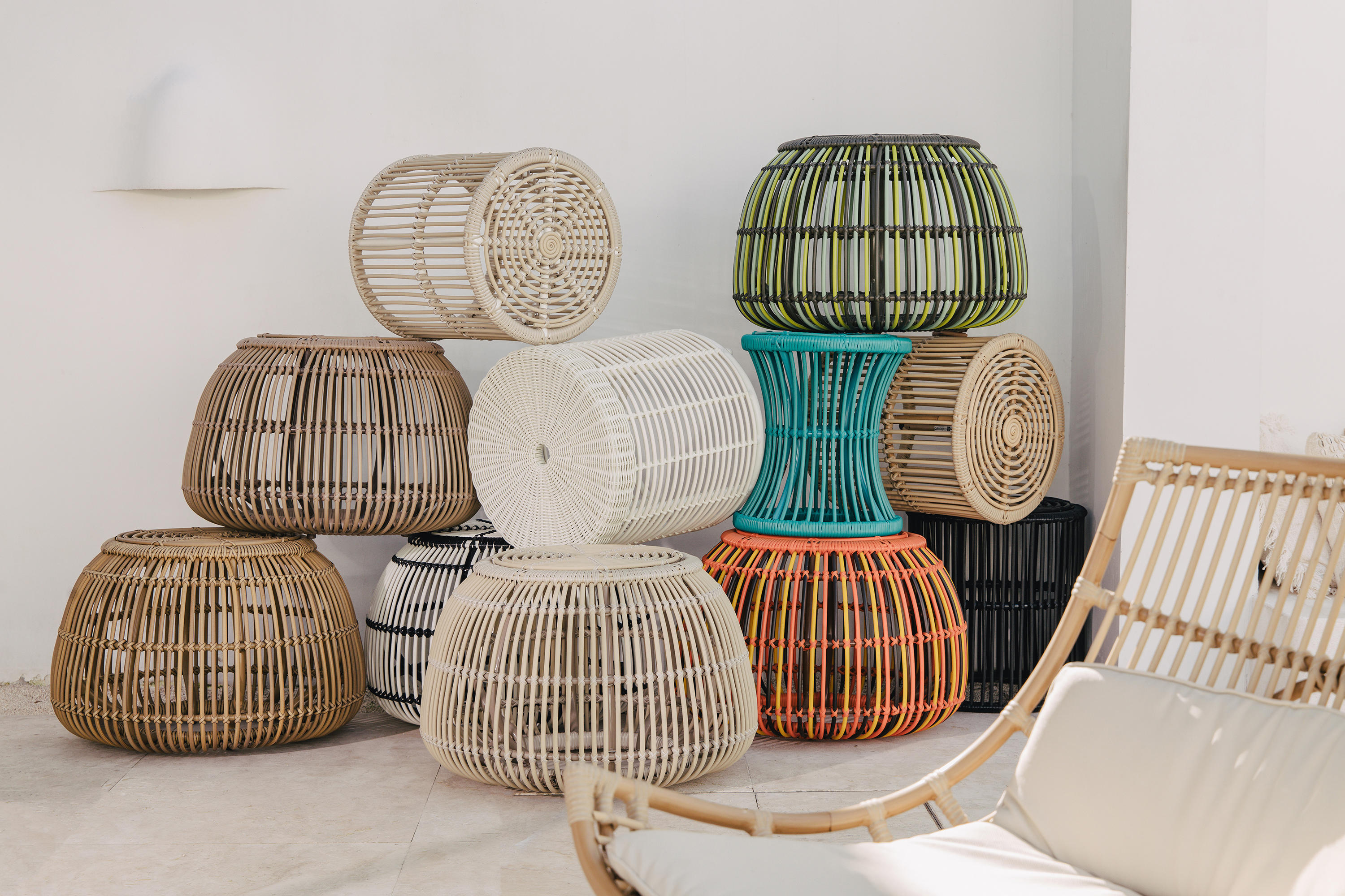 Bizarre Curve Side Table | Architonic