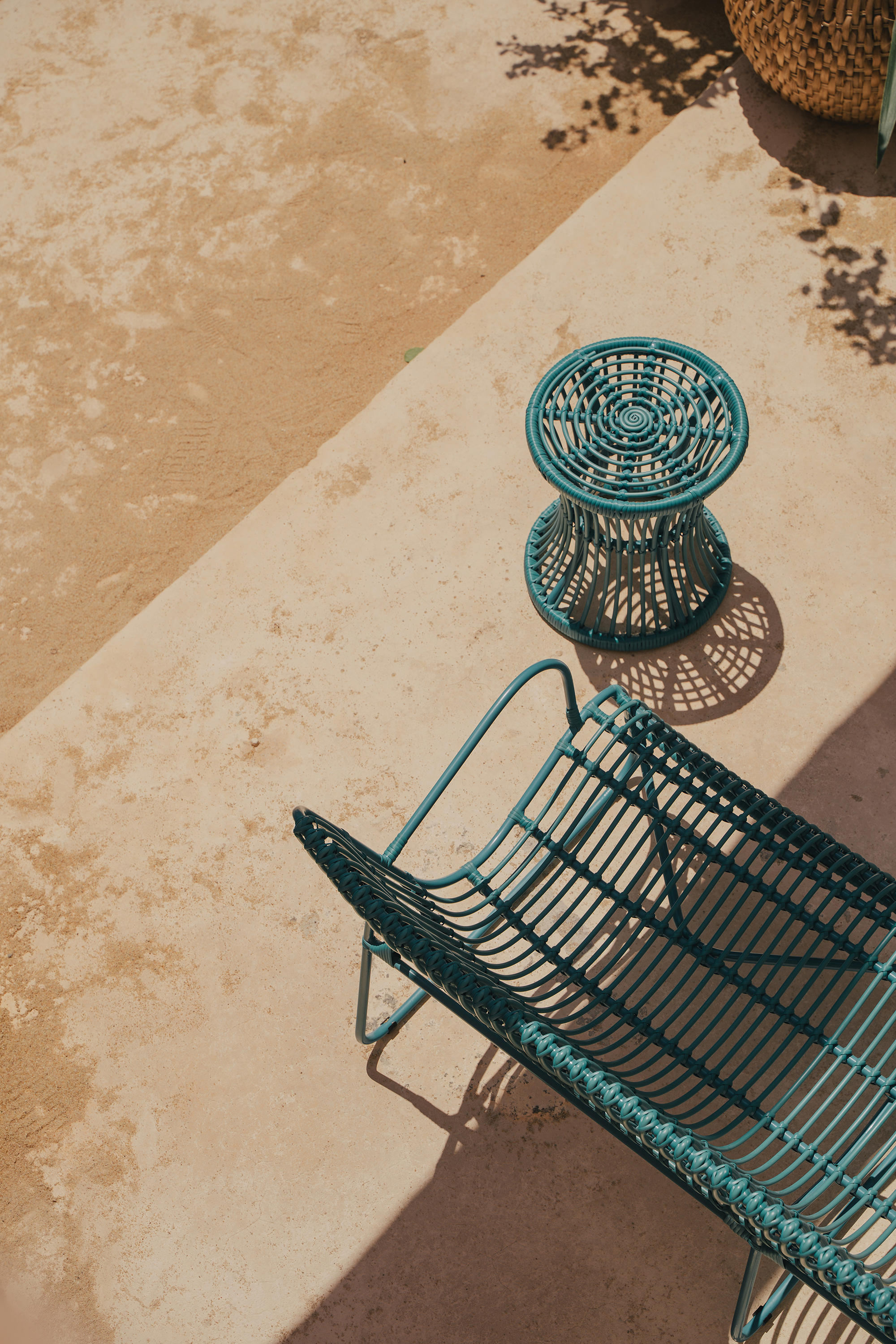 Bizarre Curve Side Table | Architonic