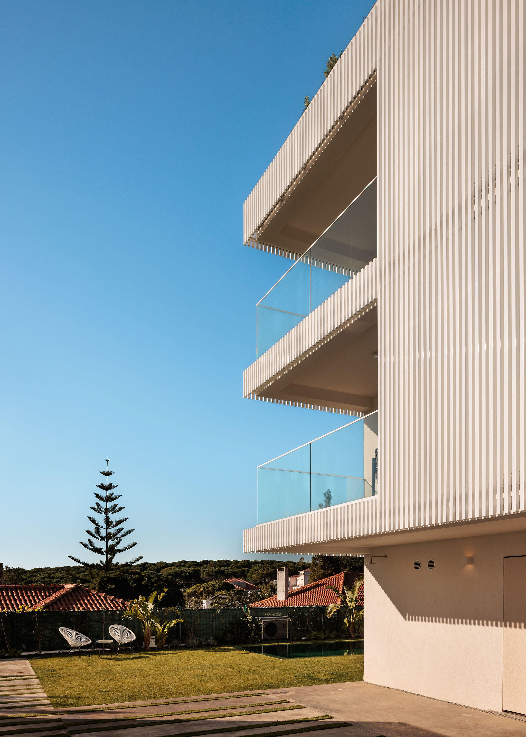 Restelo MGR House by João Tiago Aguiar Arquitectos | Detached houses