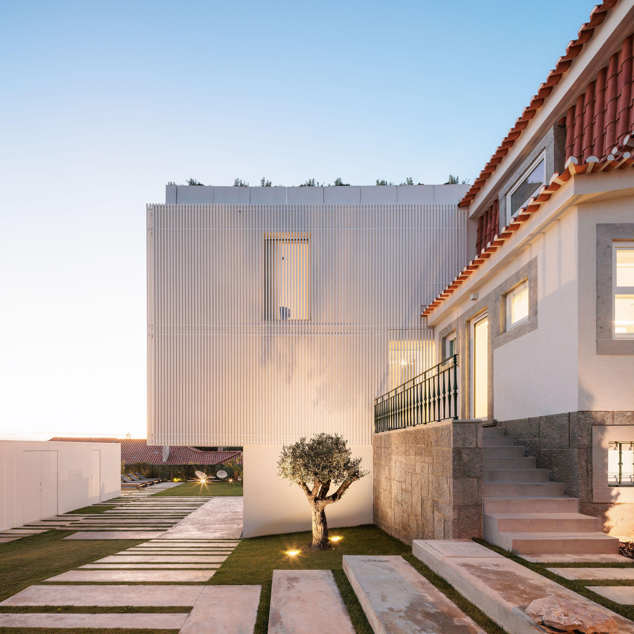 Restelo MGR House by João Tiago Aguiar Arquitectos | Detached houses