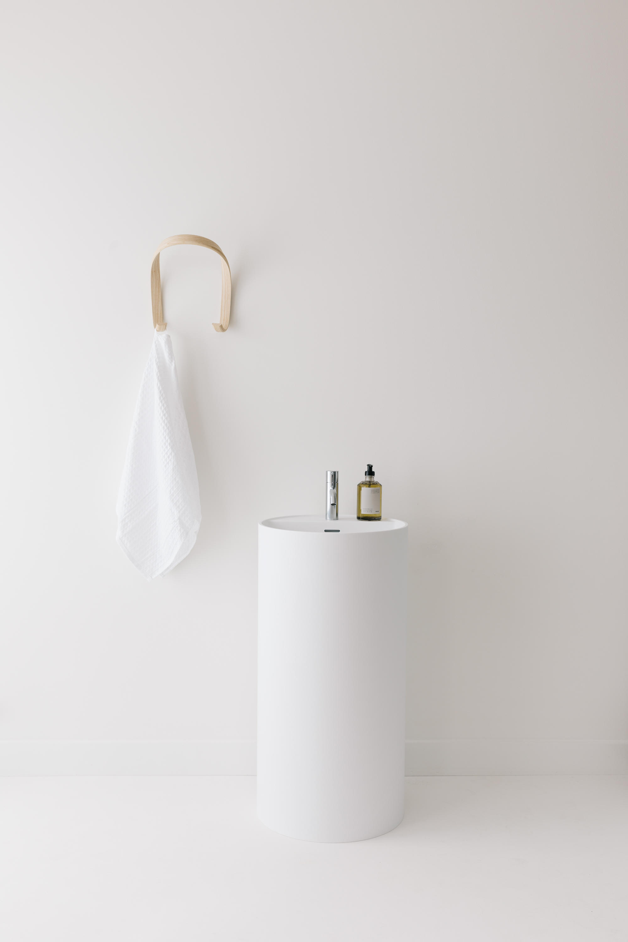POSE PILAR - Wash basins from Not Only White | Architonic