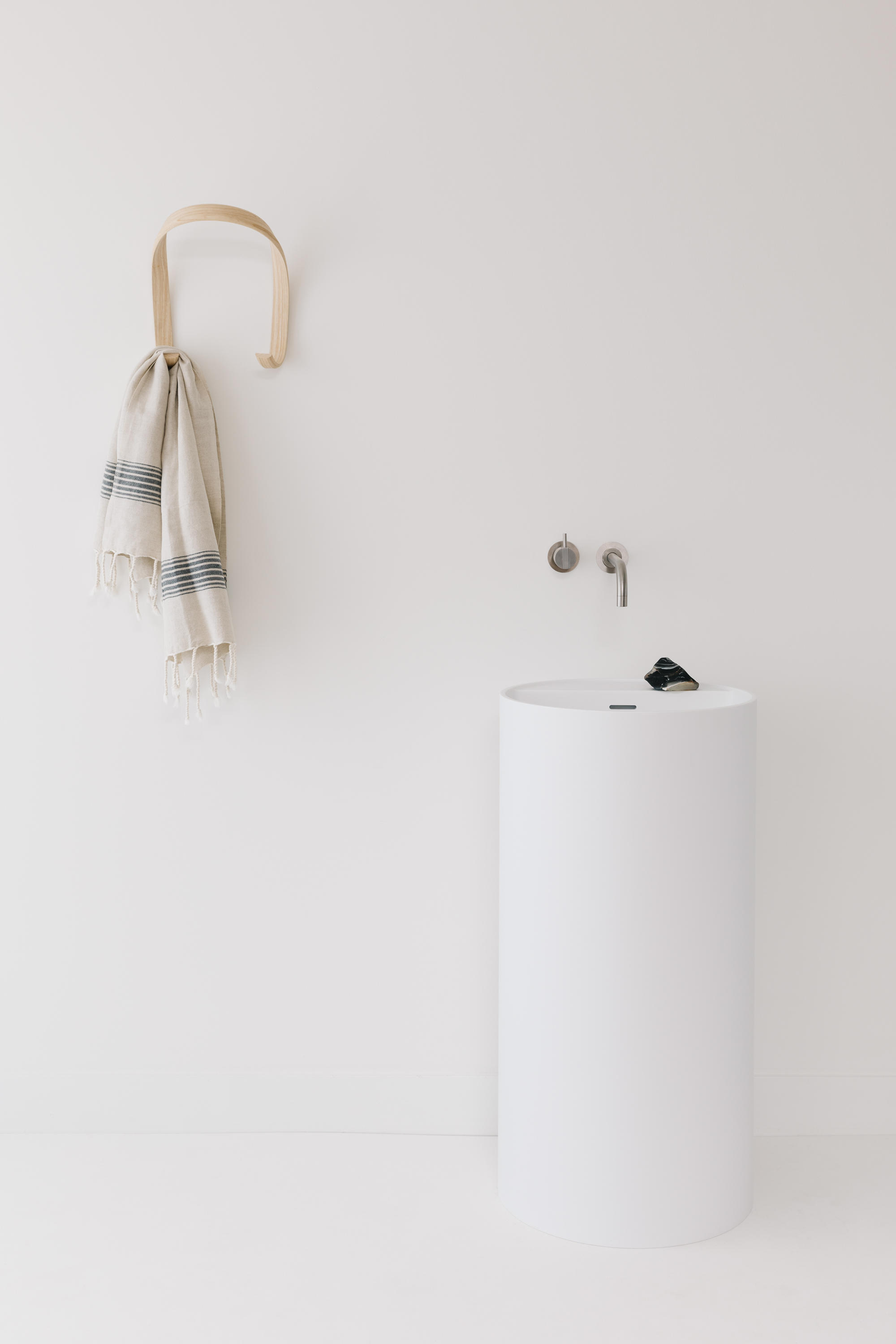 POSE PILAR - Wash basins from Not Only White | Architonic