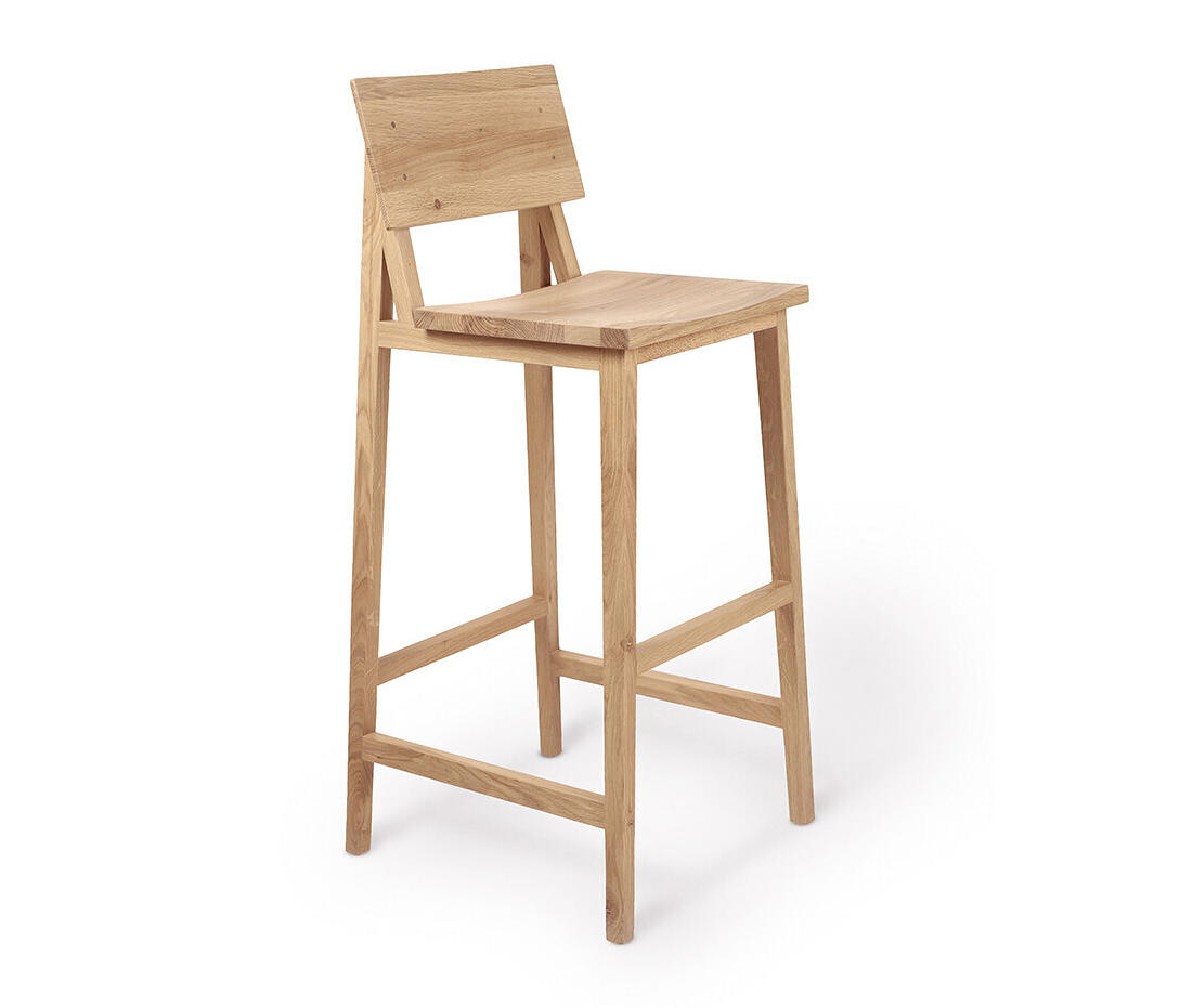 N4 | Oak bar stool - varnished | Architonic