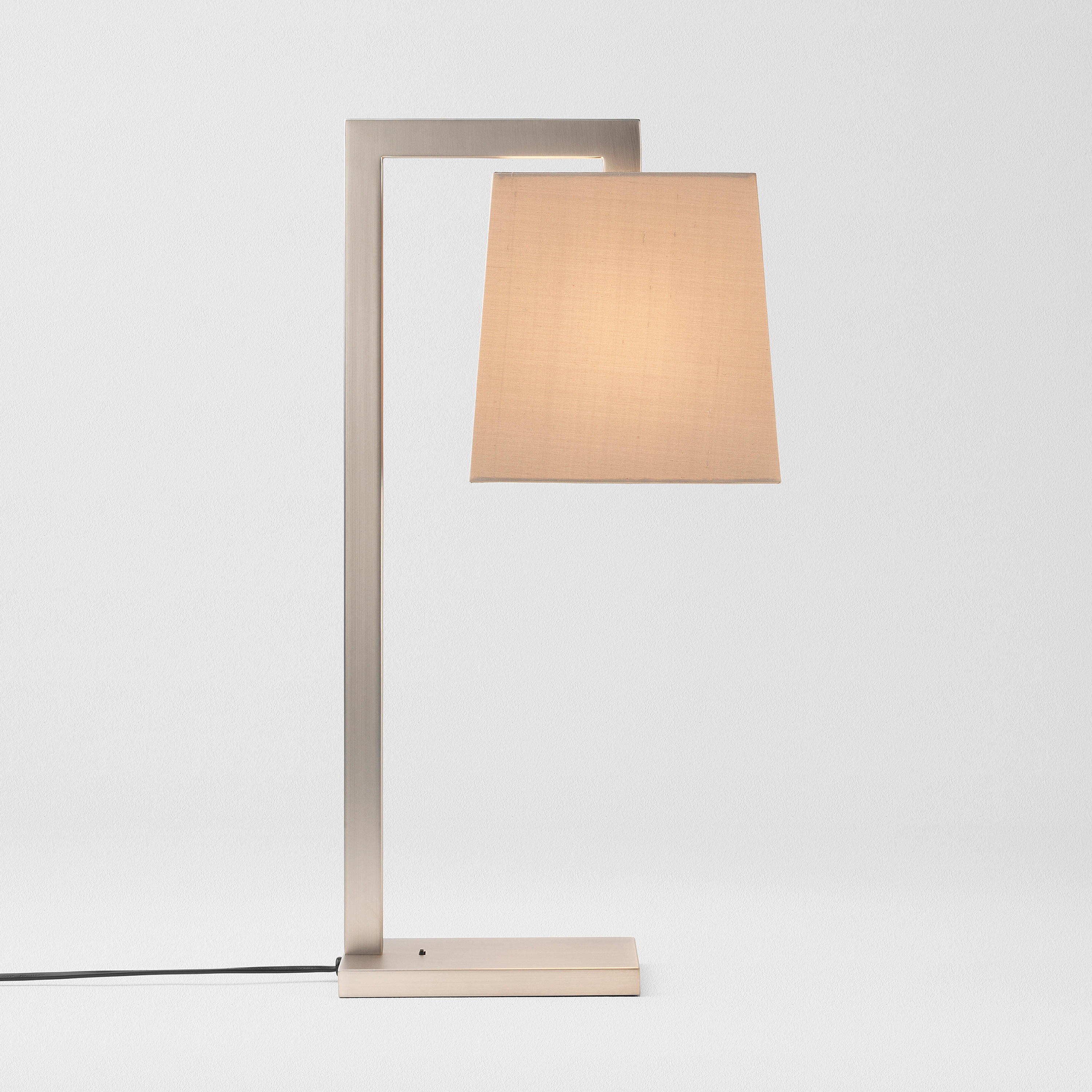 Ravello Table | Matt Nickel | Architonic