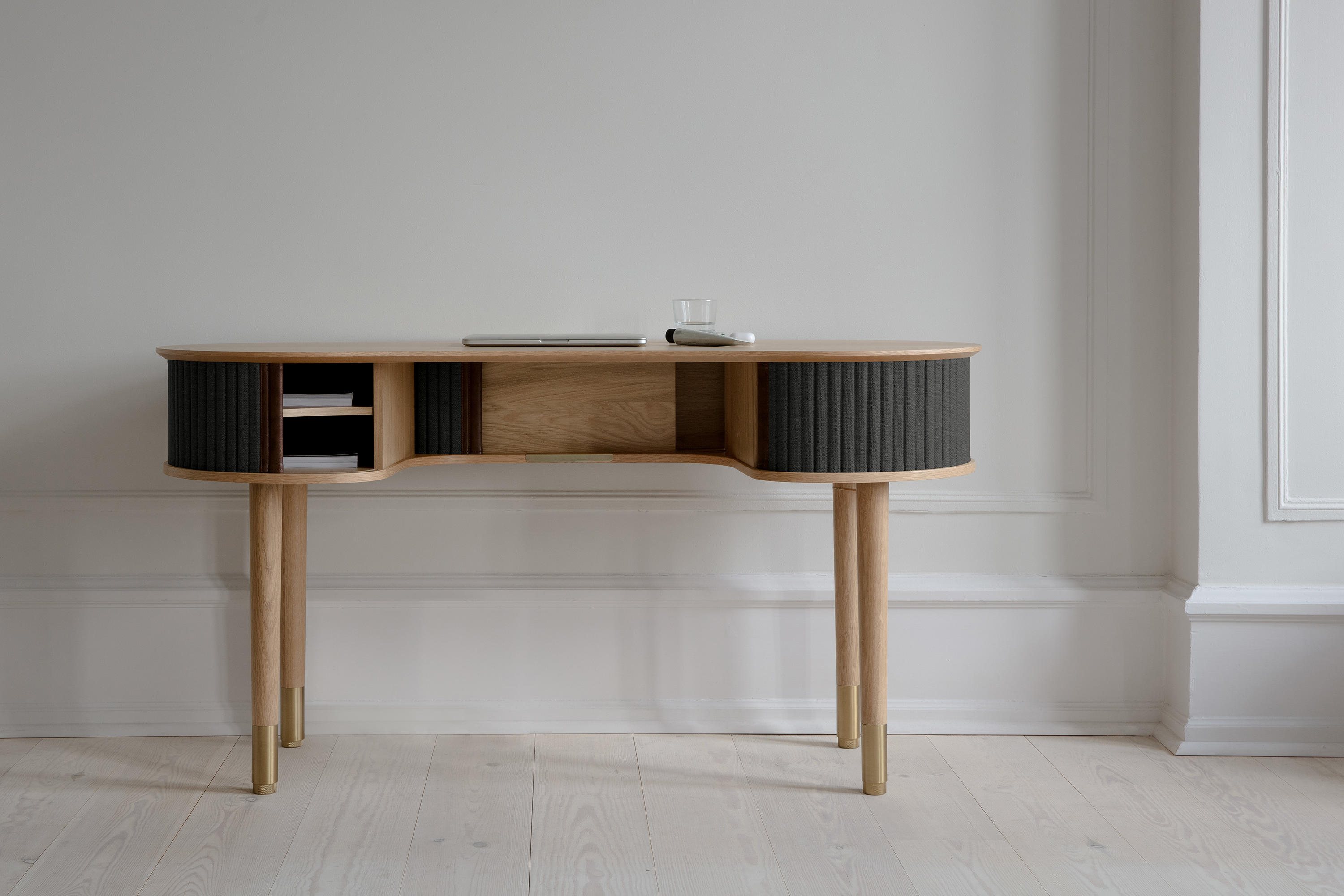 Audacious | desk, oak, shadow | Architonic