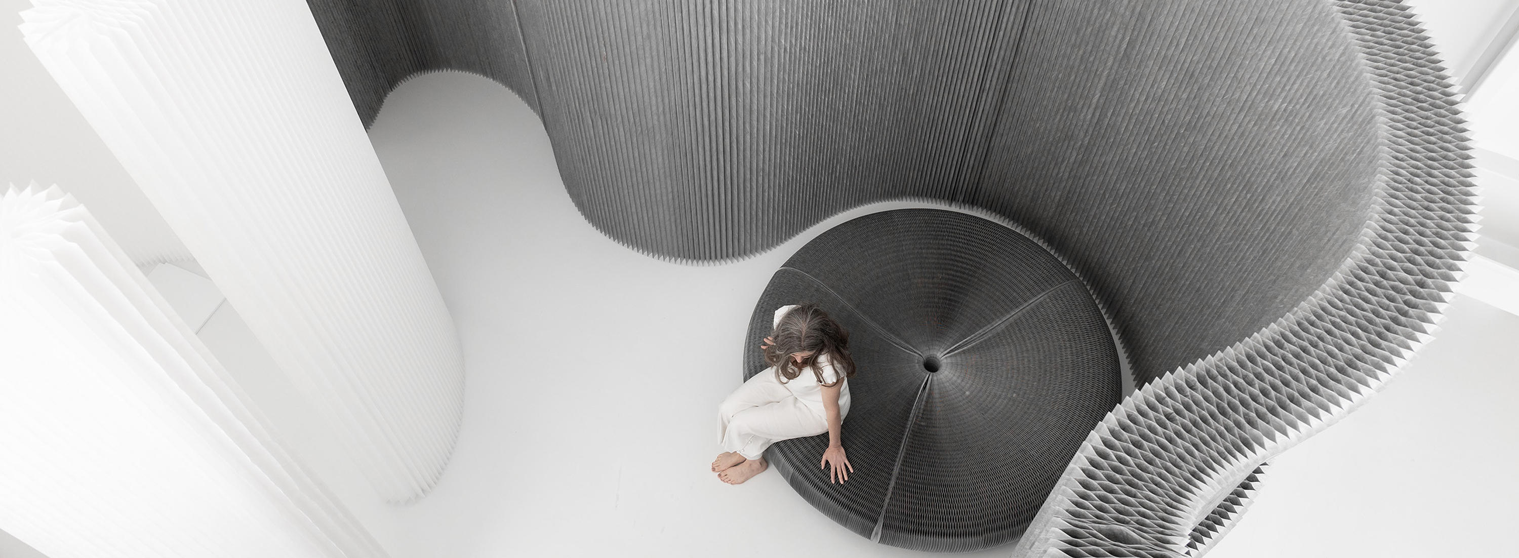 aluminum textile softwall | flexible freestanding partition | Architonic