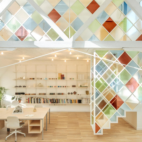 How to apply glass in interiors with these five types of product